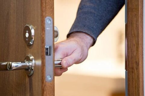 Obligé de claquer la porte pour la fermer : Causes et solutions efficaces